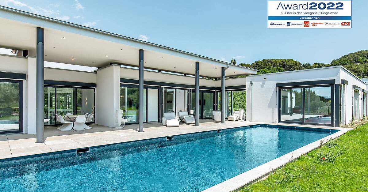 Luxueuse villa riche en baies vitrées